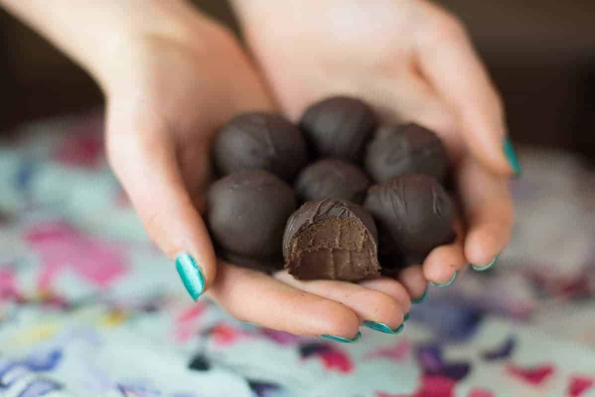 How to Make Easy Homemade Rum Truffles - Foodology Geek